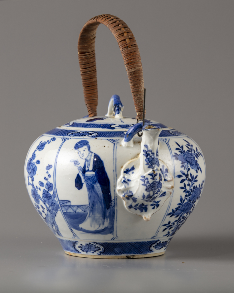 A CHINESE BLUE AND WHITE TEAPOT