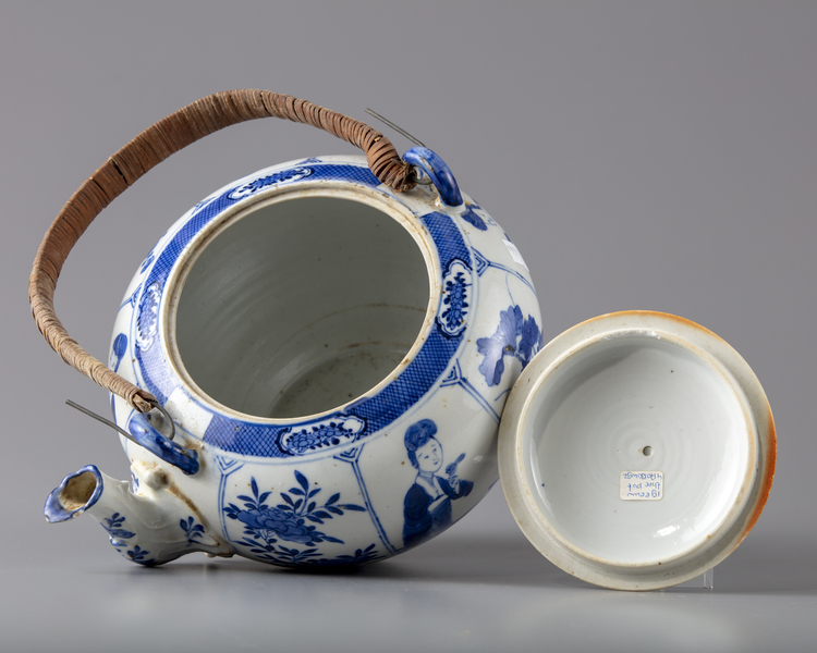 A CHINESE BLUE AND WHITE TEAPOT