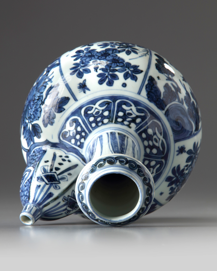 A Chinese blue and white kendi