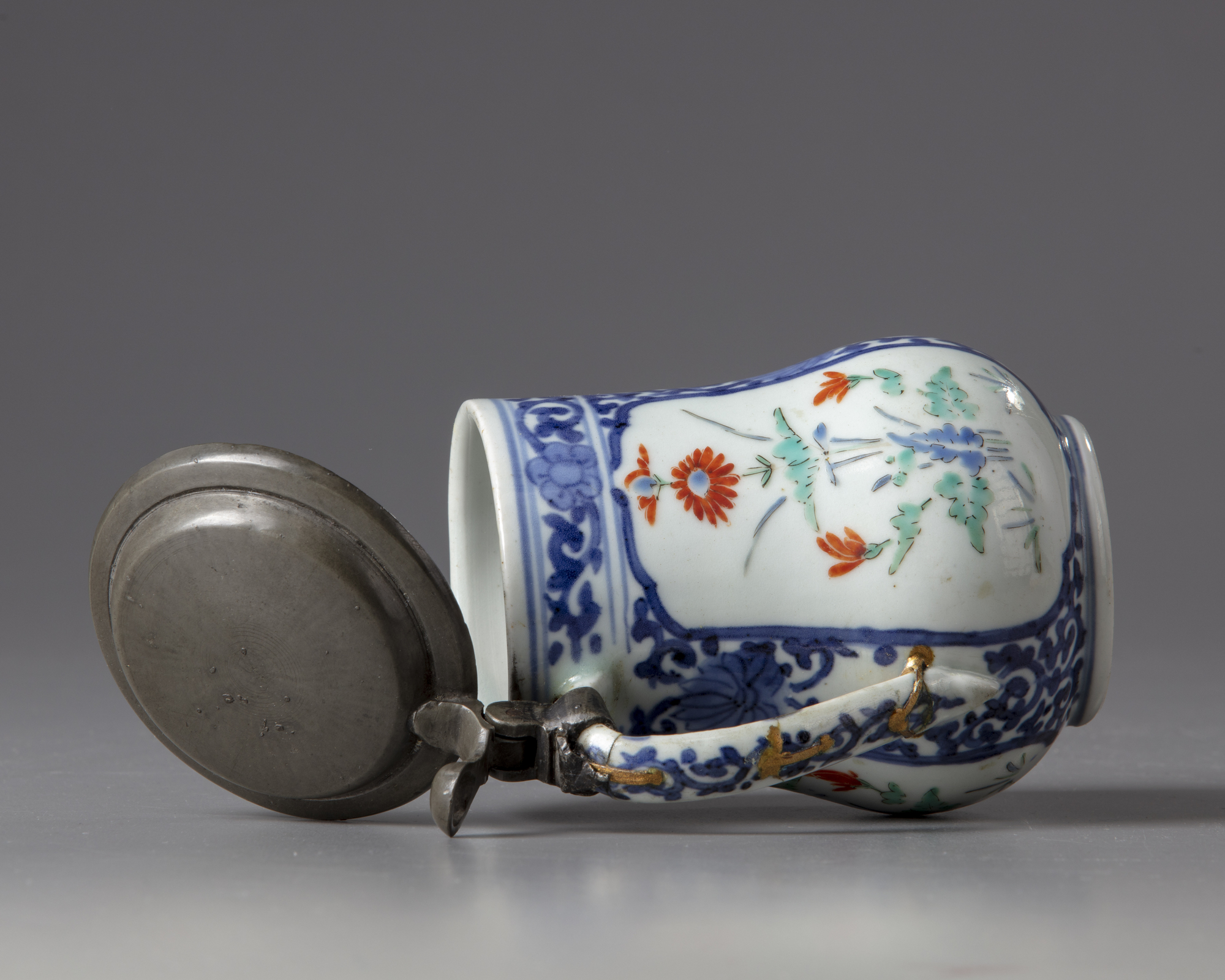 A JAPANESE BEER MUG, 1680-1700
