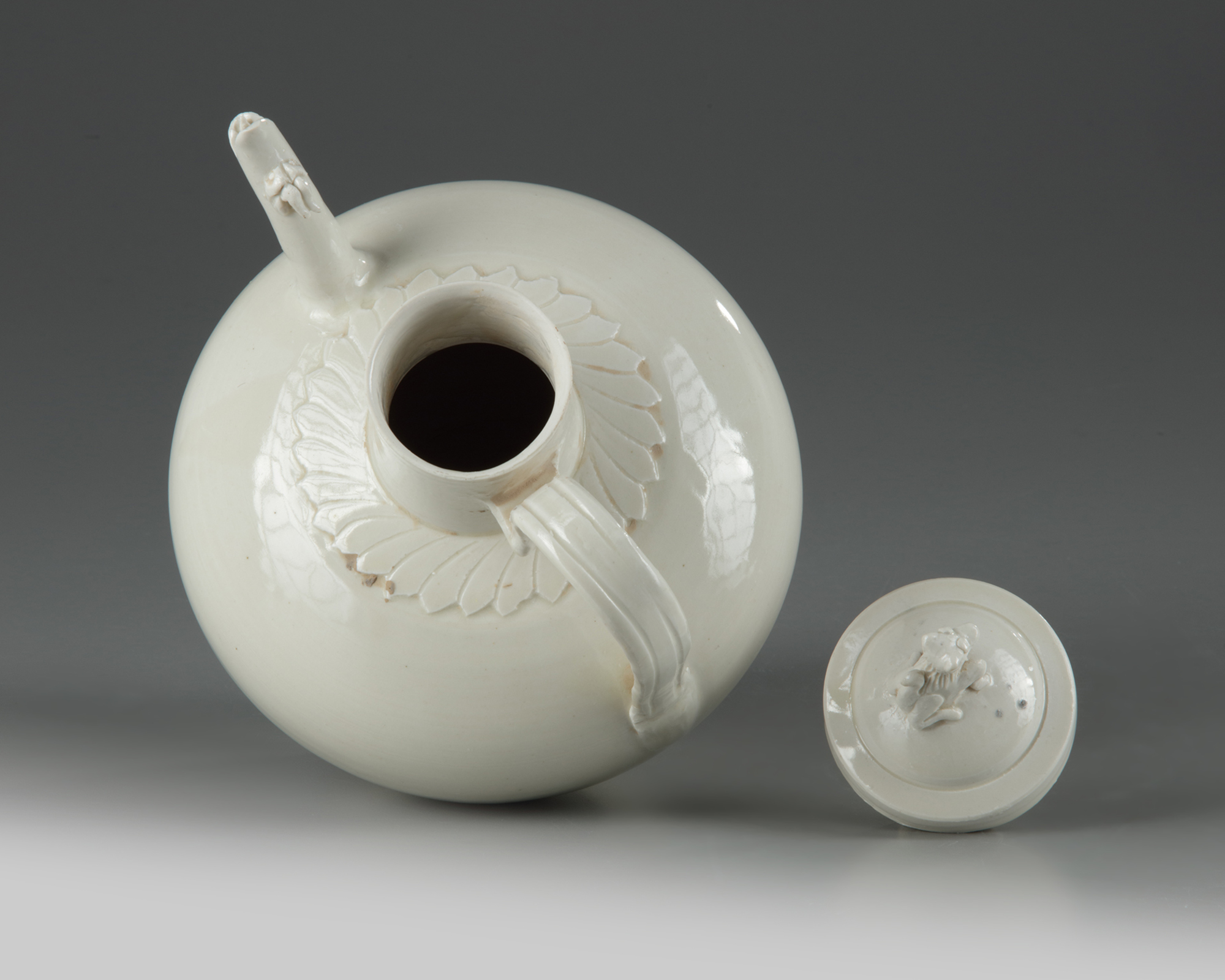 A CHINESE WHITE GLAZED EWER, 20TH CENTURY