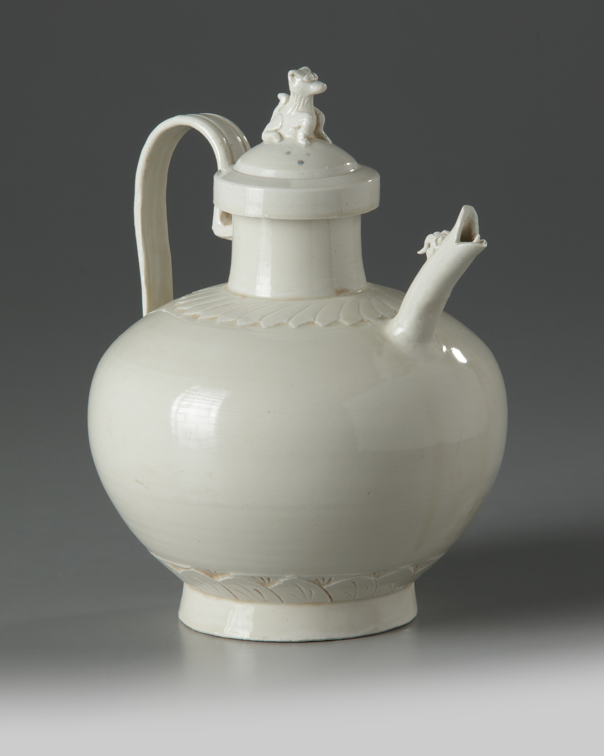 A CHINESE WHITE GLAZED EWER, 20TH CENTURY