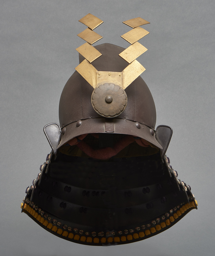 Black lacquered zunari-kabuto helmet