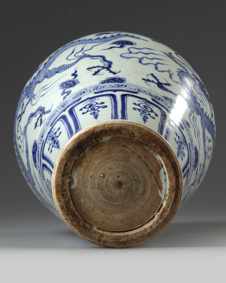 A blue and white meiping vase