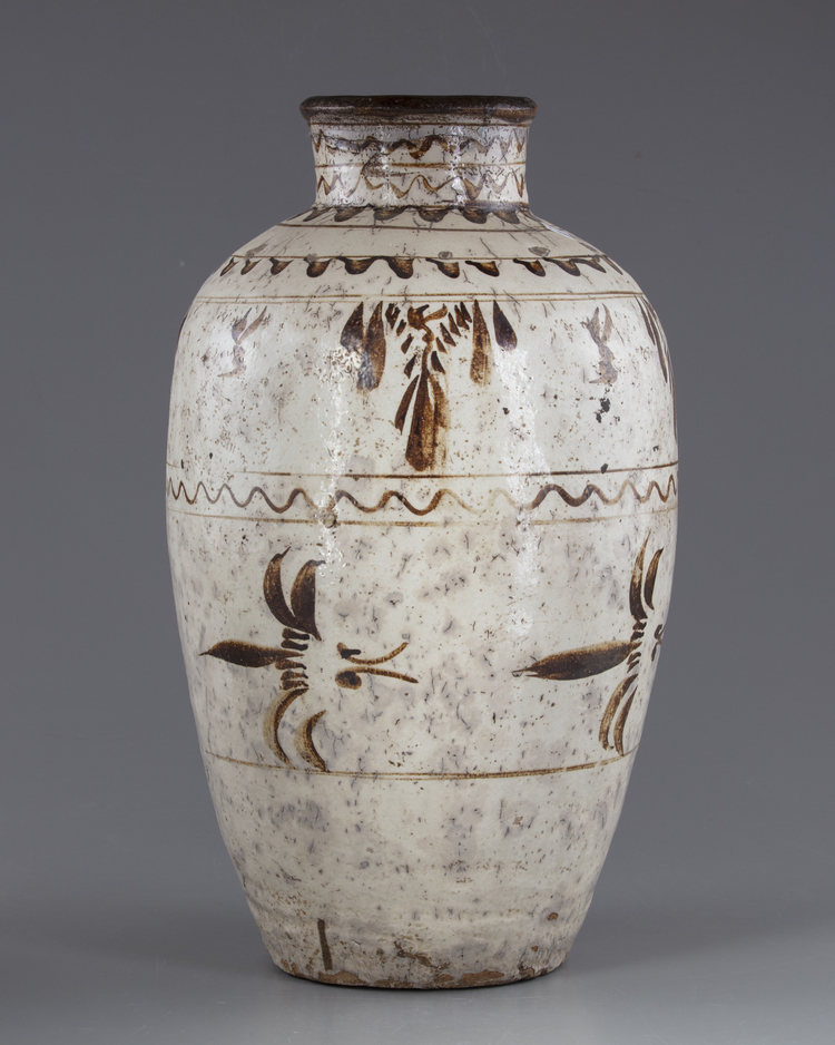 A LARGE CHINESE CIZHOU JAR, MING DYNASTY (1368-1644)