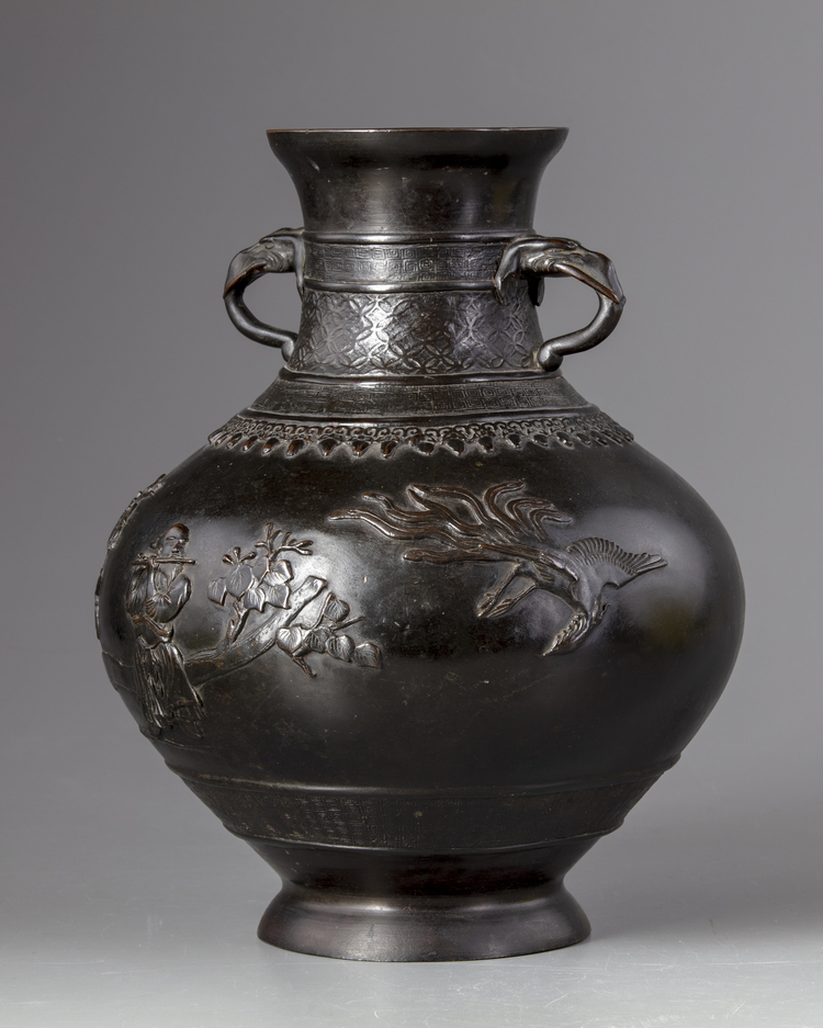 A CHINESE BRONZE VASE, 19TH CENTURY