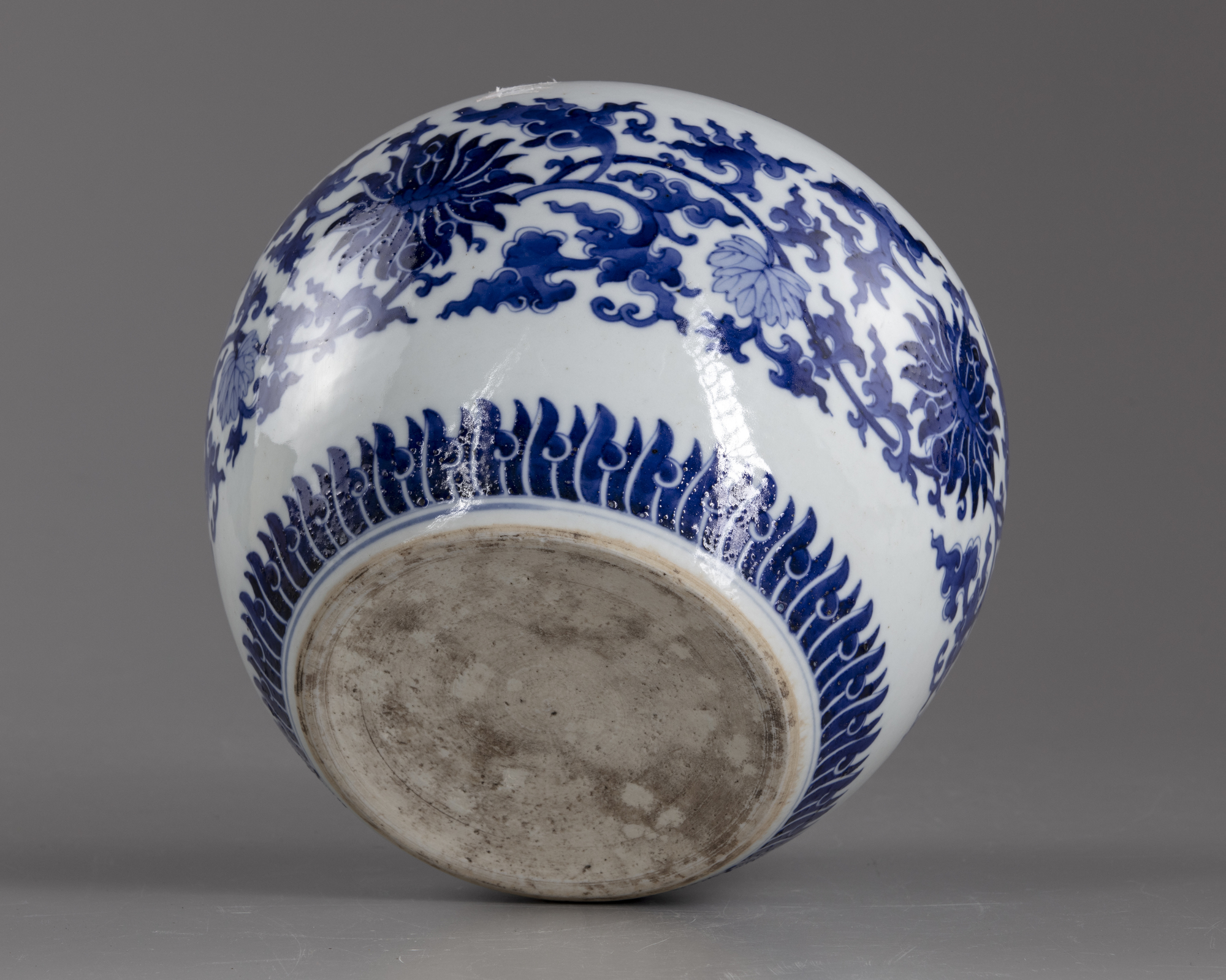 A CHINESE BLUE AND WHITE 'LOTUS' SCROLL JAR, QING DYNASTY (1644-1911)