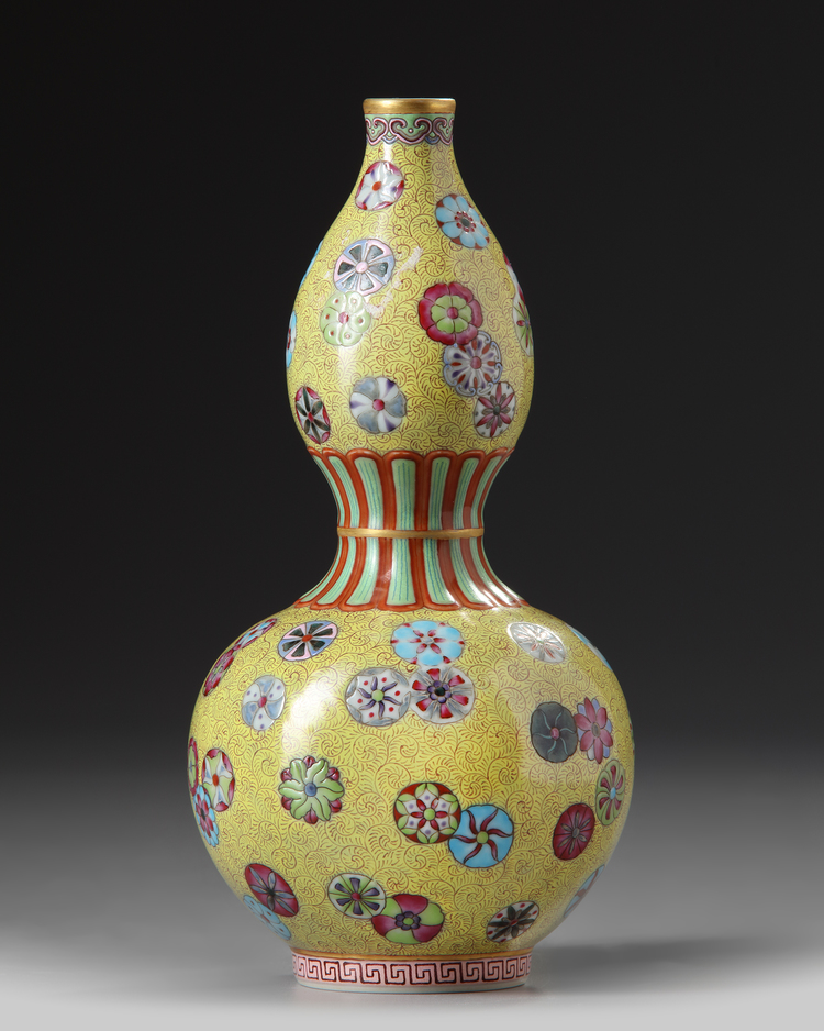 A CHINESE FLOWER ROUNDEL DOUBLE GOURD VASE