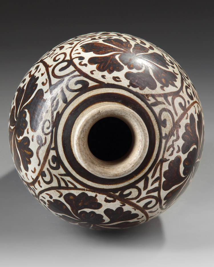 A CHINESE CIZHOU-STYLE SGRAFFITO SCROLLING PEONY VASE