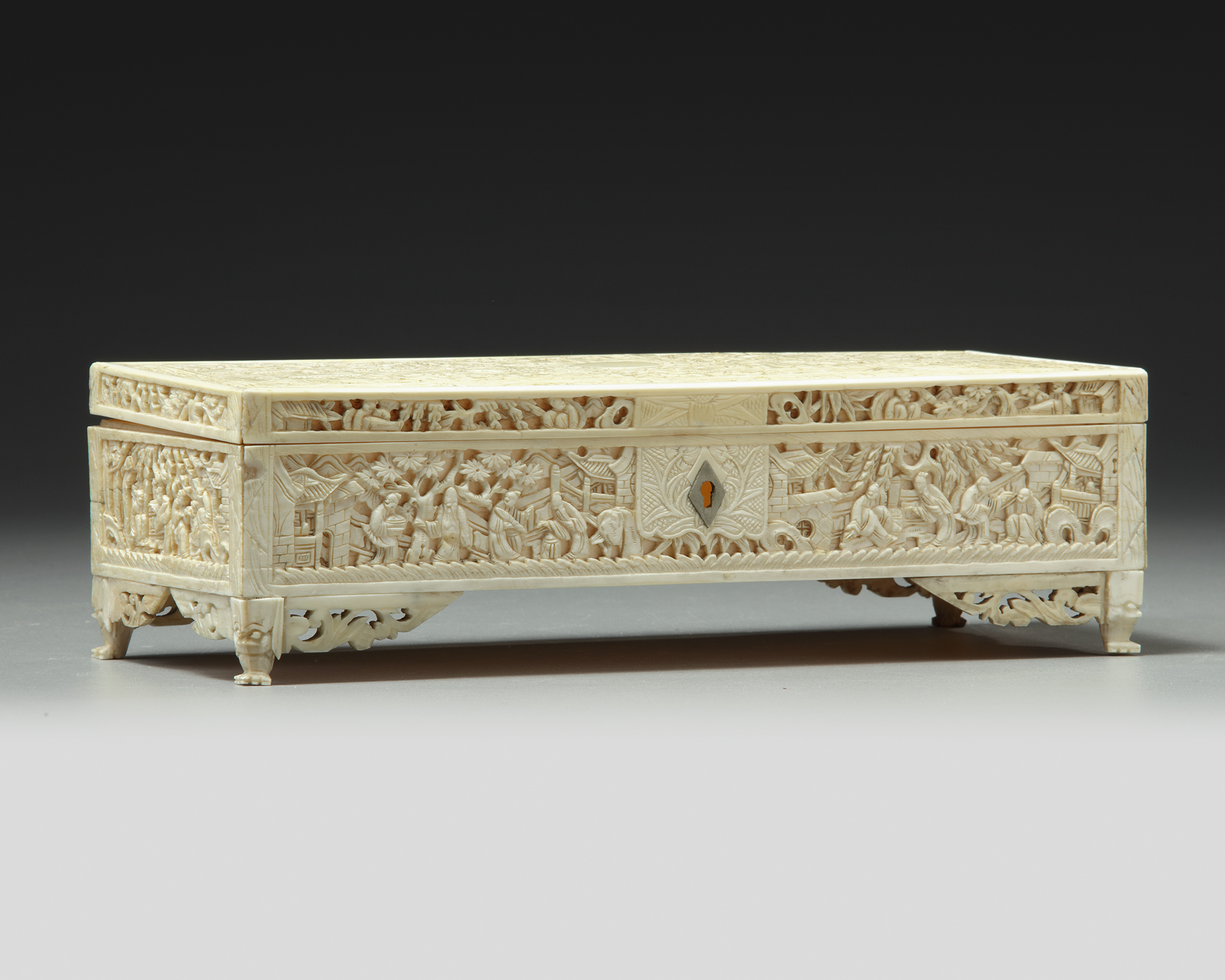 A CANTONESE IVORY CARVED BOX, 19TH CENTURY