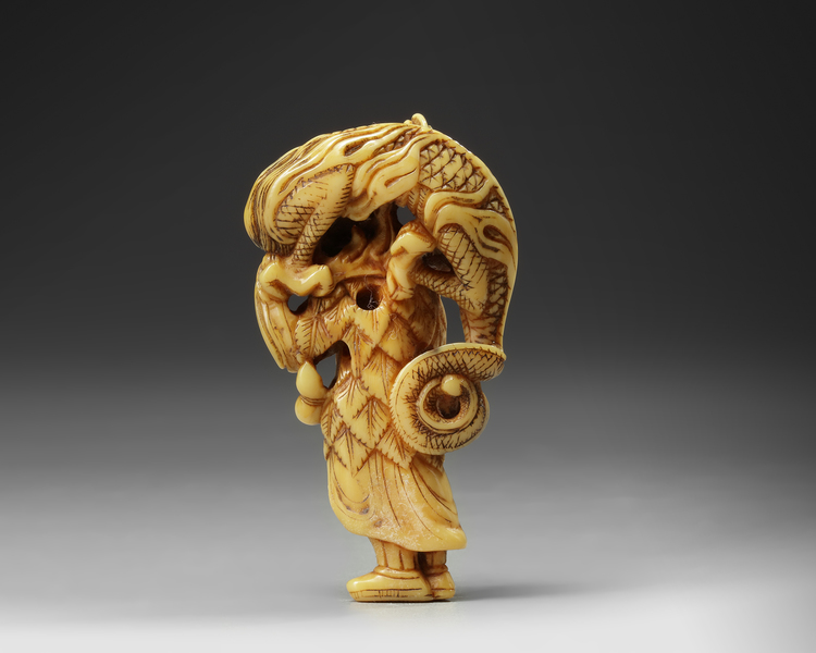 A JAPANESE IVORY NETSUKE