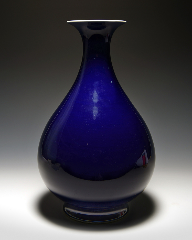 A CHINESE DEEP BLUE PEAR SHAPED VASE, CHINA, 19TH-20TH CENTURY