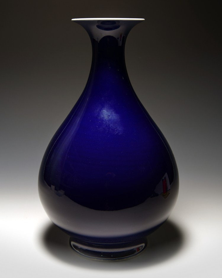 A CHINESE DEEP BLUE PEAR SHAPED VASE, CHINA, 19TH-20TH CENTURY