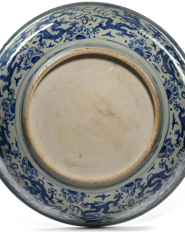 A LARGE CHINESE BLUE AND WHITE DRAGONS DISH, MING DYNASTY (1368-1644 ...