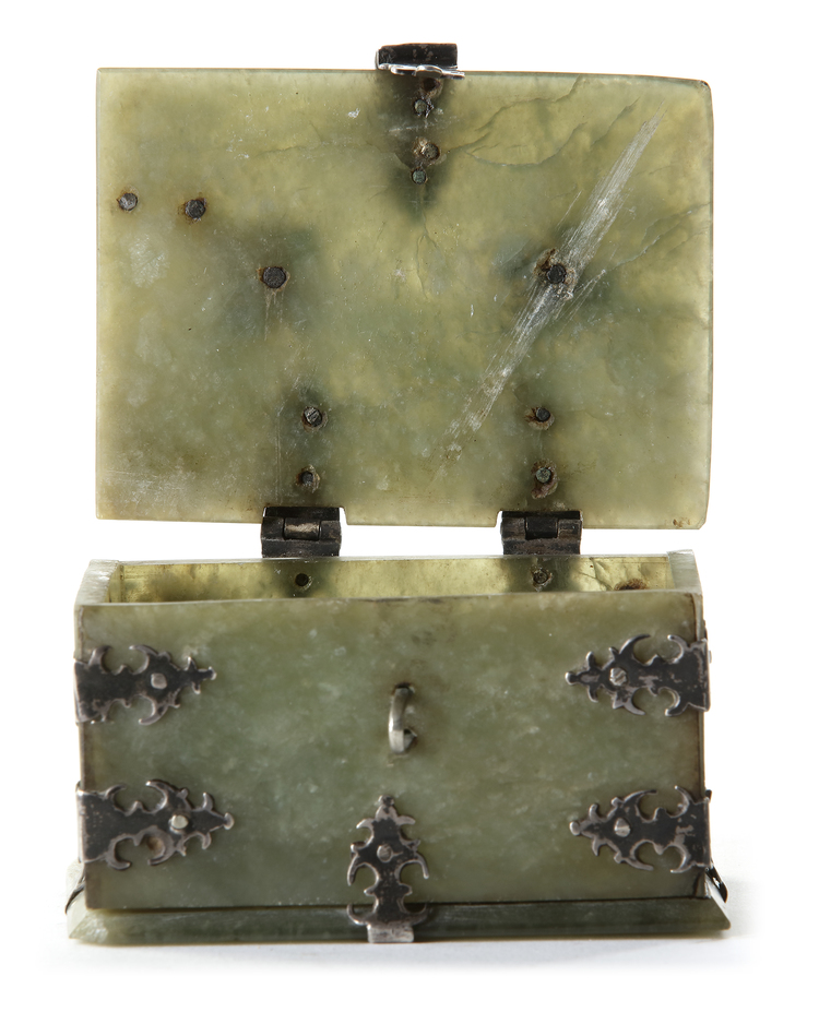 A MUGHAL JADE BOX WITH SILVER FITTINGS, 19TH CENTURY