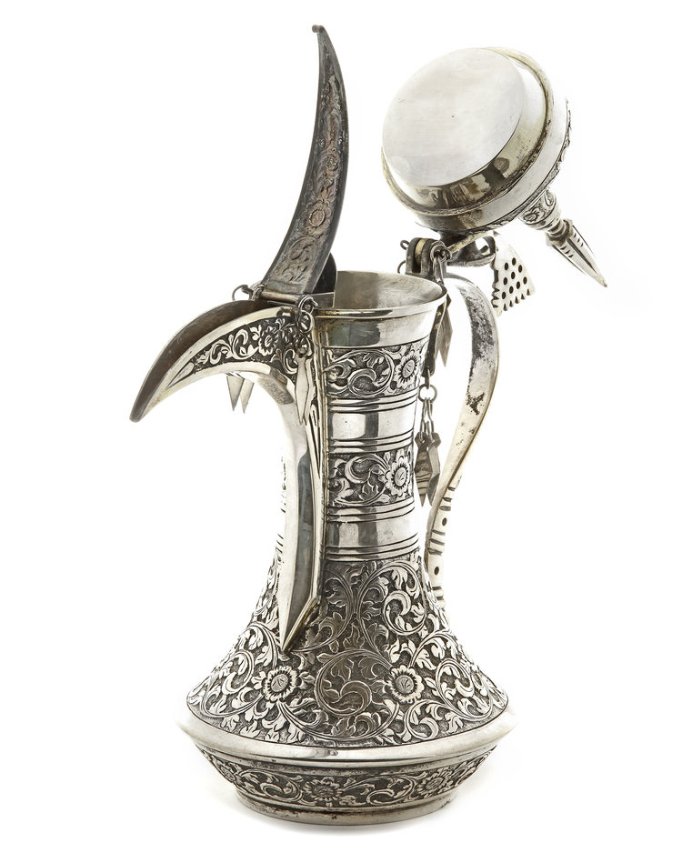 A SILVER COFFEE POT OR DALLAH OMAN NIZWA, CIRCA 1940-1950