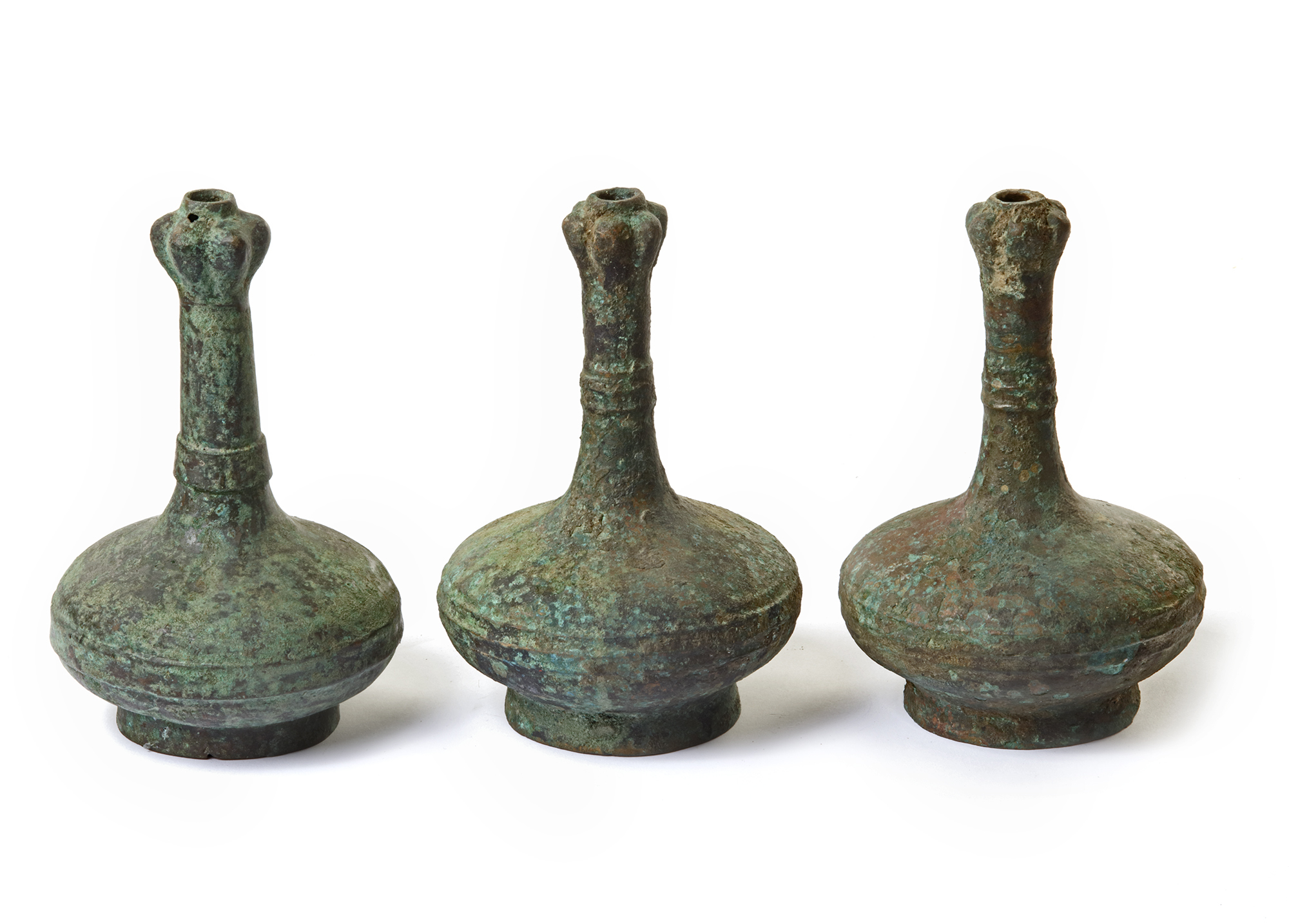 A GROUP OF THREE CHINESE HAN-STYLE BRONZE 'GARLIC TOP' VASES