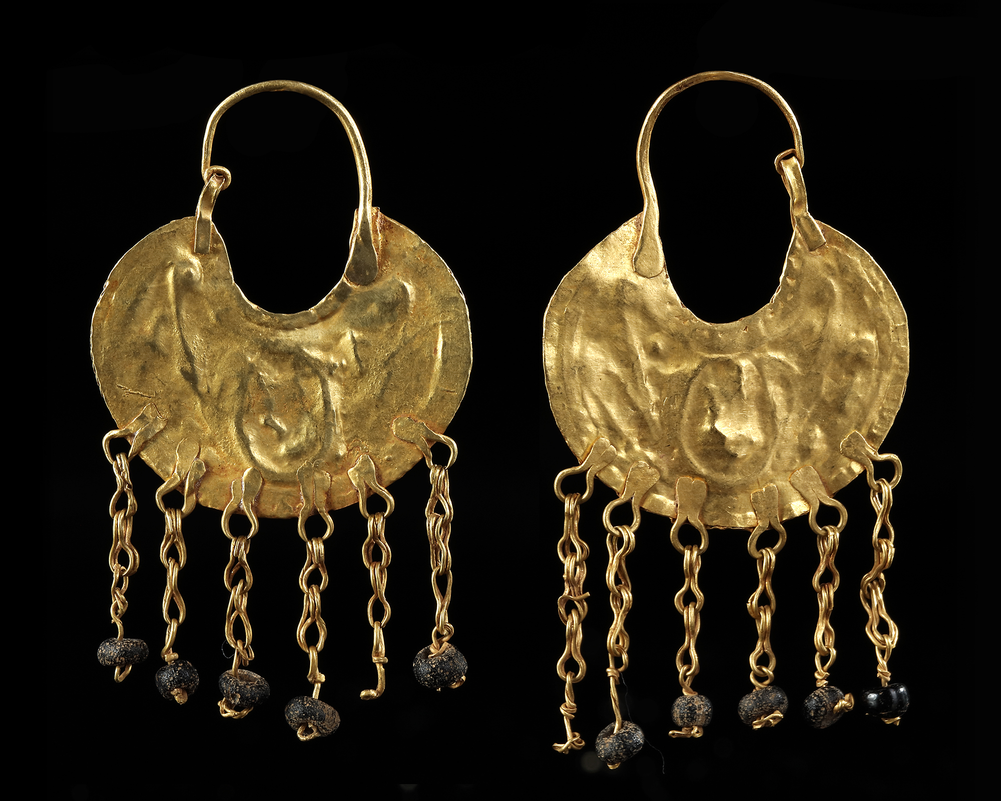 A PAIR OF EASTERN ROMAN GOLD EARRINGS, CIRCA 4TH-5TH CENTURY AD