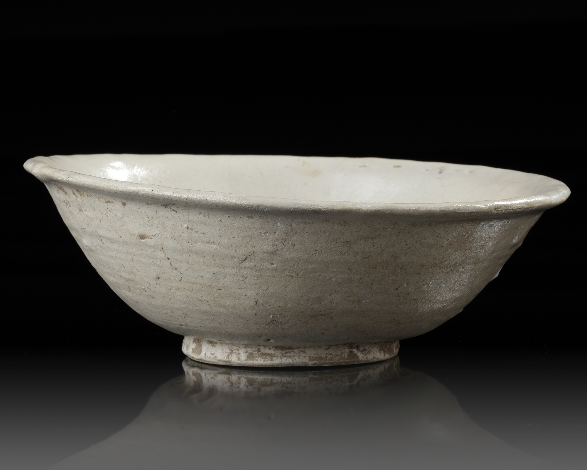 A FINE ABBASID POTTERY BOWL WITH A KUFIC INSCRIPTION, IRAQ, 9TH CENTURY