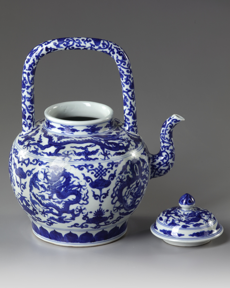 A LARGE CHINESE BLUE AND WHITE TEAPOT