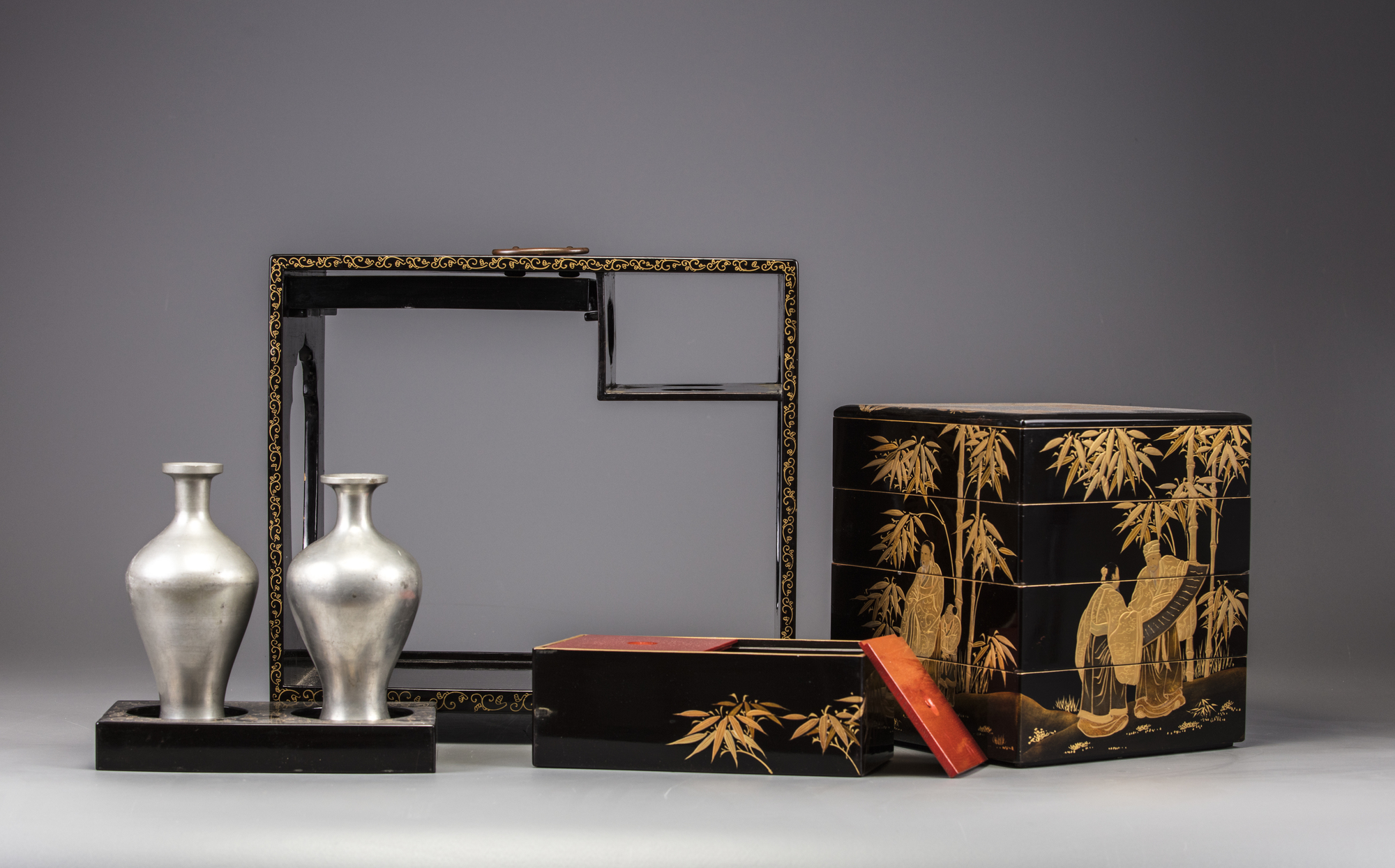 A large portable Hanami bento-box set