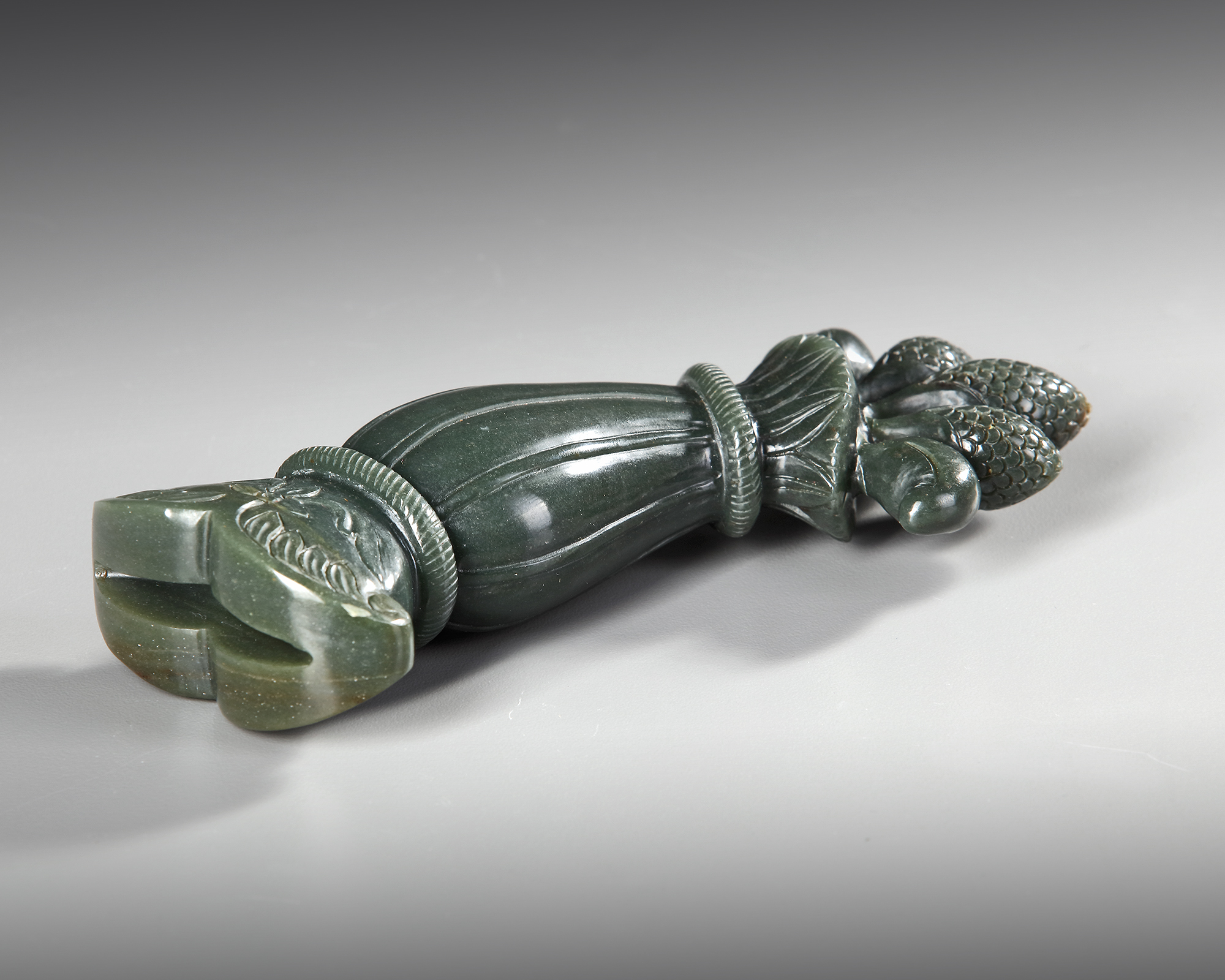 A MUGHAL JADE DAGGER HILT, 20TH CENTURY