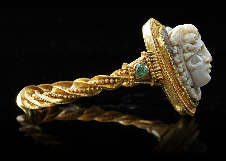 AN EXCEPTIONAL ROMAN GOLD BRACELET WITH A CAMEO MOUNTED ON THE CENTRAL ...