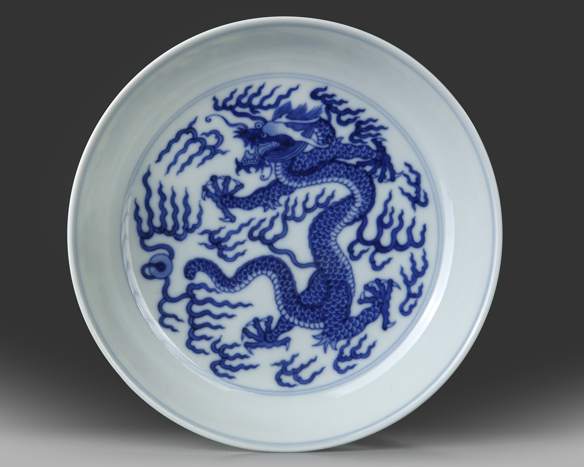 A CHINESE BLUE AND WHITE 'DRAGON' DISH, 19TH-20TH CENTURY