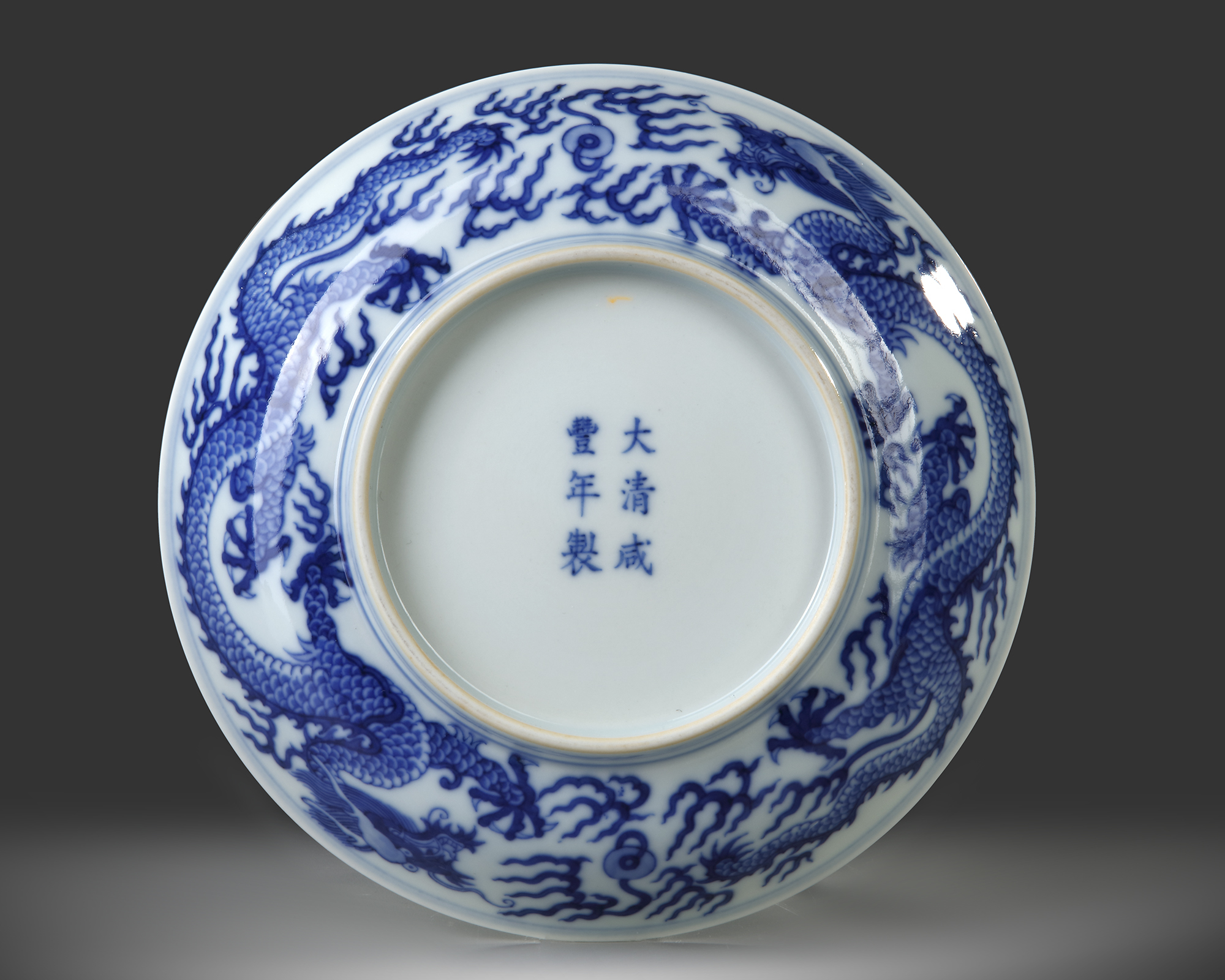 A CHINESE BLUE AND WHITE 'DRAGON' DISH, 19TH-20TH CENTURY