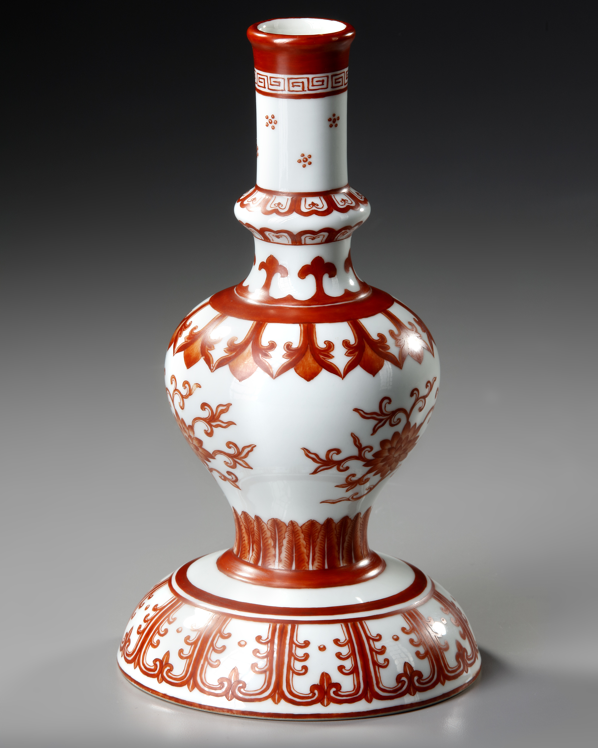 A CHINESE IRON RED PORCELAIN VASE, QING DYNASTY (1644-1911)