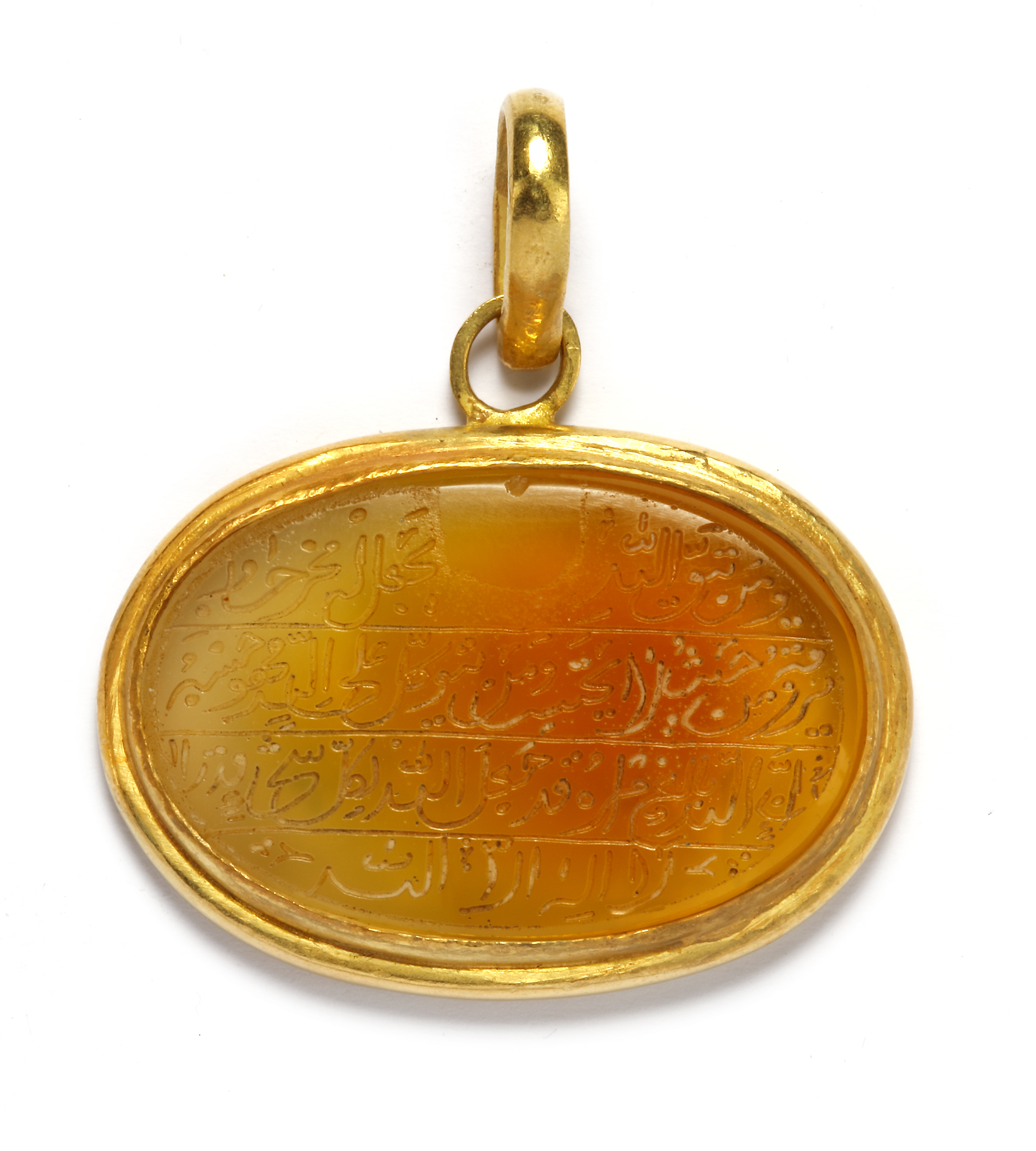 AN OVAL AGATE PENDANT