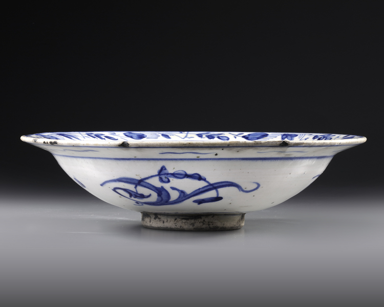A SAFAVID BLUE AND WHITE POTTERY DISH, PERSIA, 16TH CENTURY