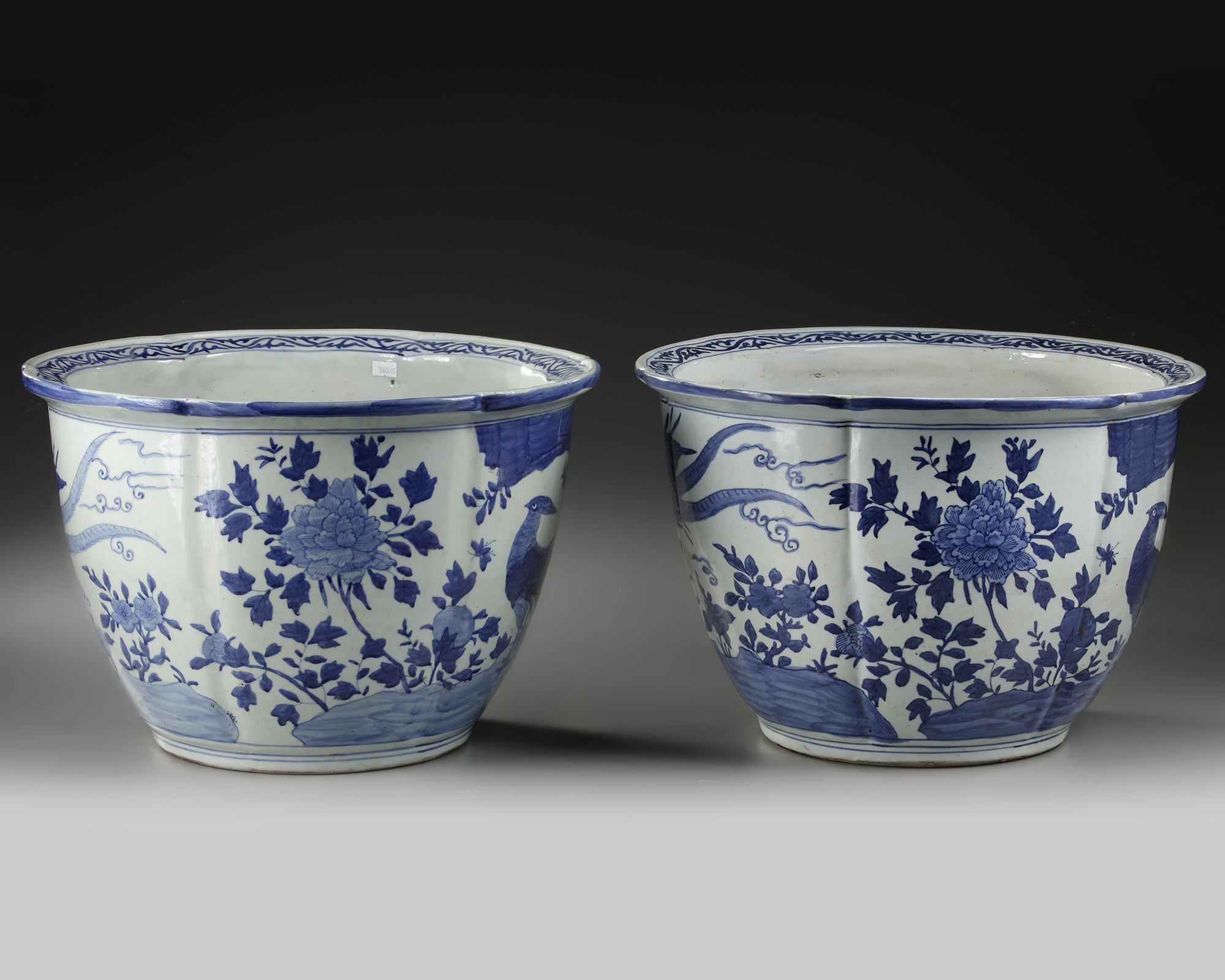 A PAIR OF LARGE BLUE AND WHITE POTS, MING DYNASTY (1368-1644)