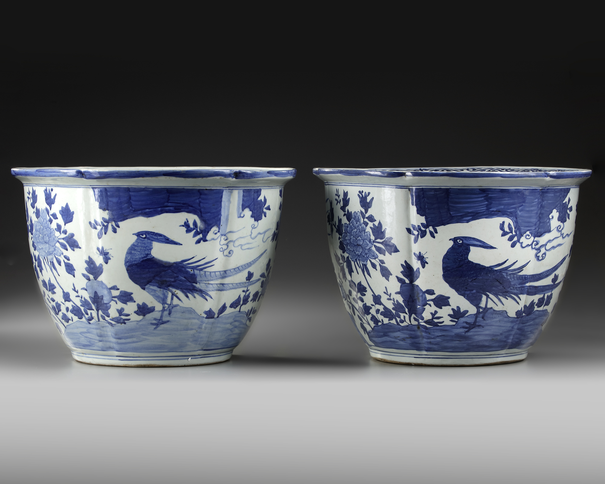 A PAIR OF LARGE BLUE AND WHITE POTS, MING DYNASTY (1368-1644)