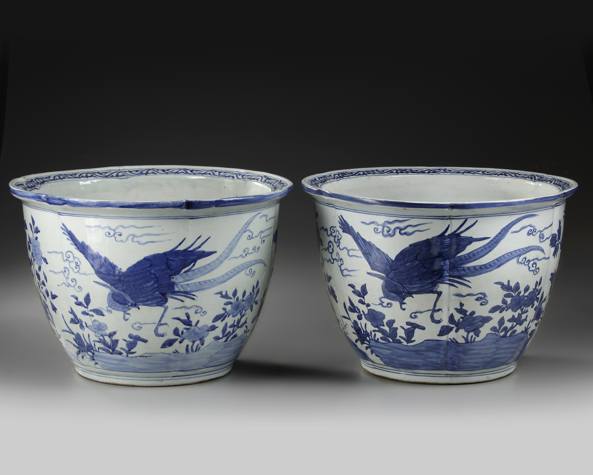 A PAIR OF LARGE BLUE AND WHITE POTS, MING DYNASTY (1368-1644)