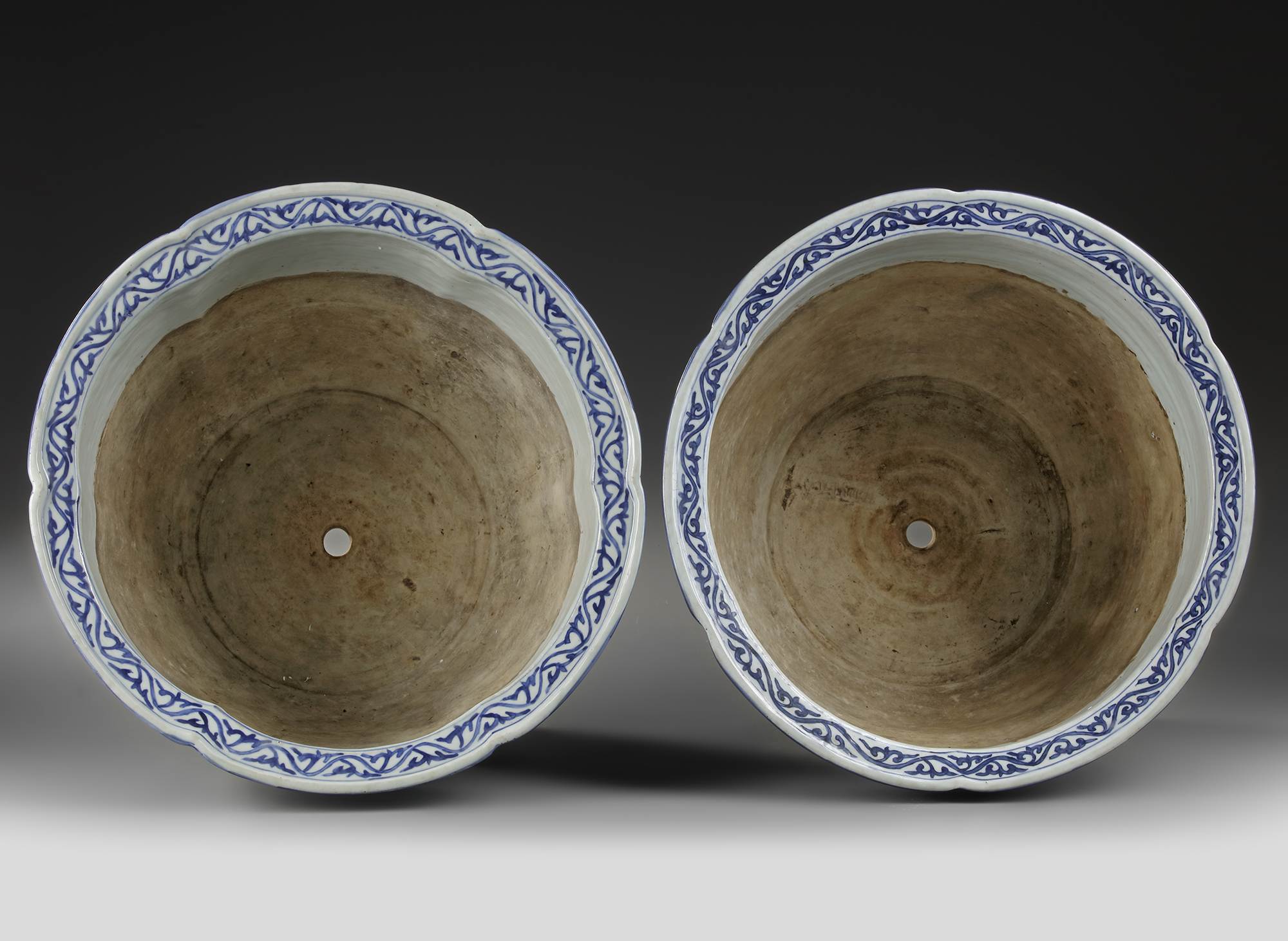 A PAIR OF LARGE BLUE AND WHITE POTS, MING DYNASTY (1368-1644)