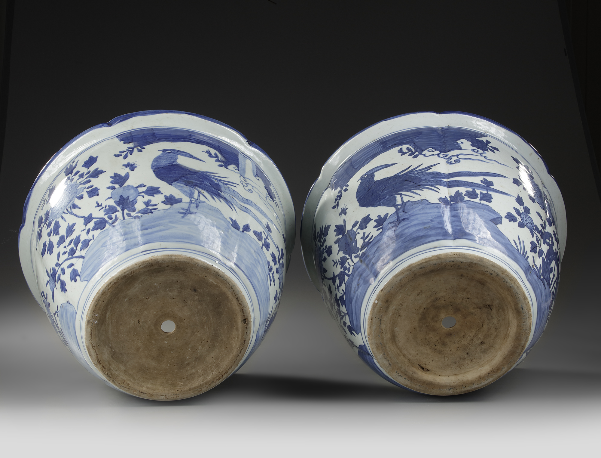 A PAIR OF LARGE BLUE AND WHITE POTS, MING DYNASTY (1368-1644)