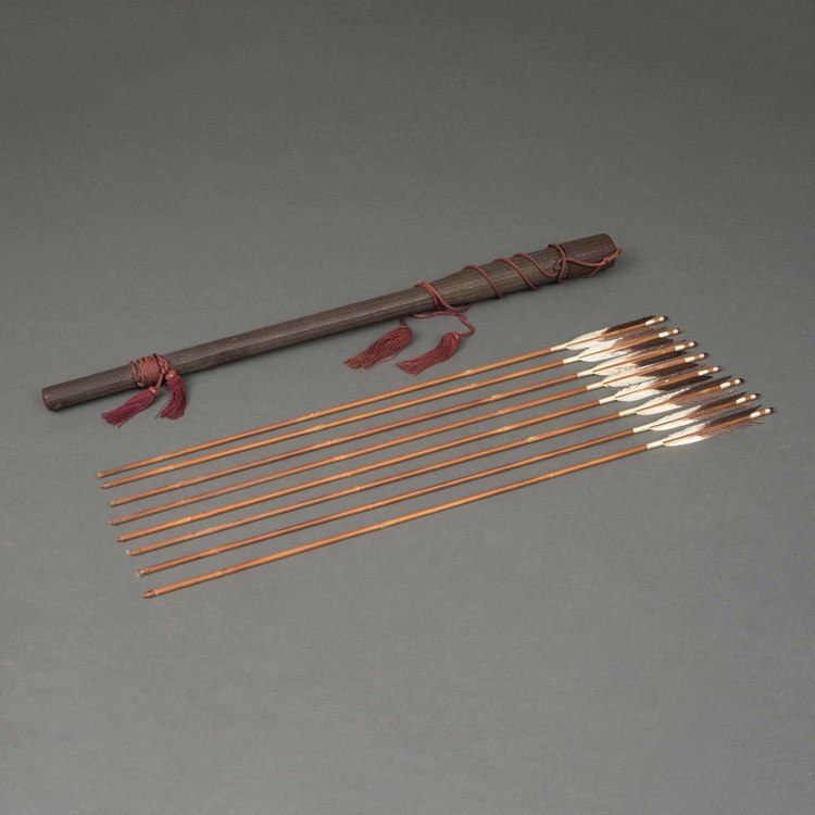 A JAPANESE QUIVER WITH 8 BAMBOO ARROWS, MEIJI PERIOD (1868-1912)