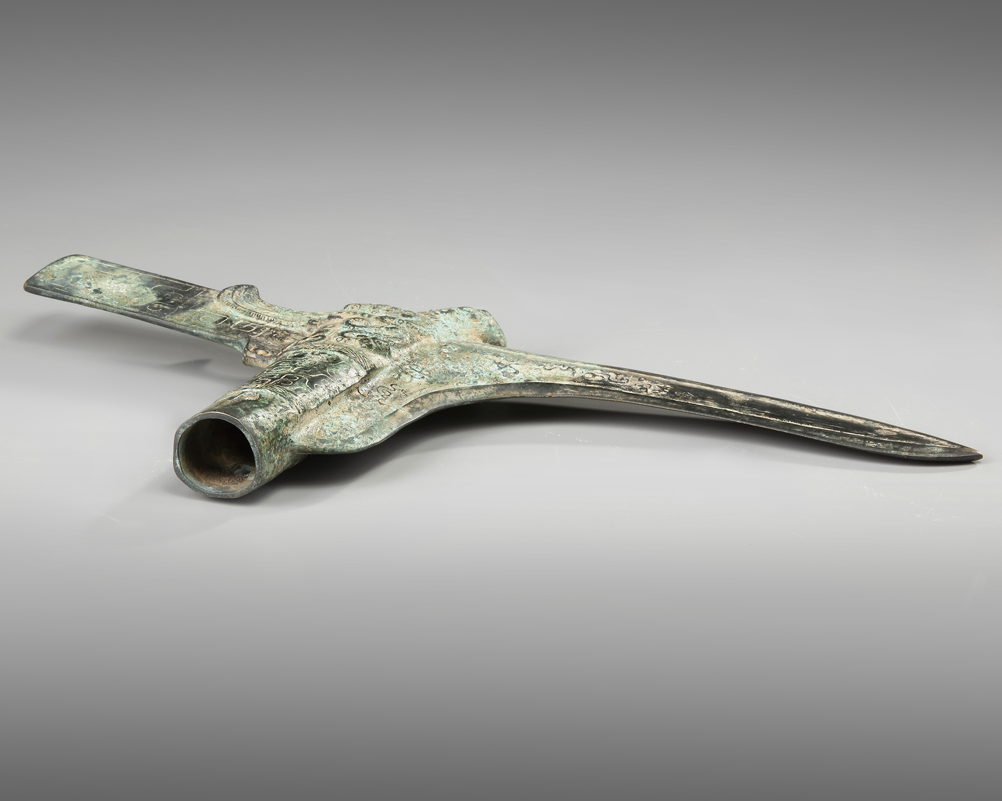 AN ARCHAIC BRONZE DAGGER AXE, POSSIBLY WARRING STATES PERIOD (475-221 BC)