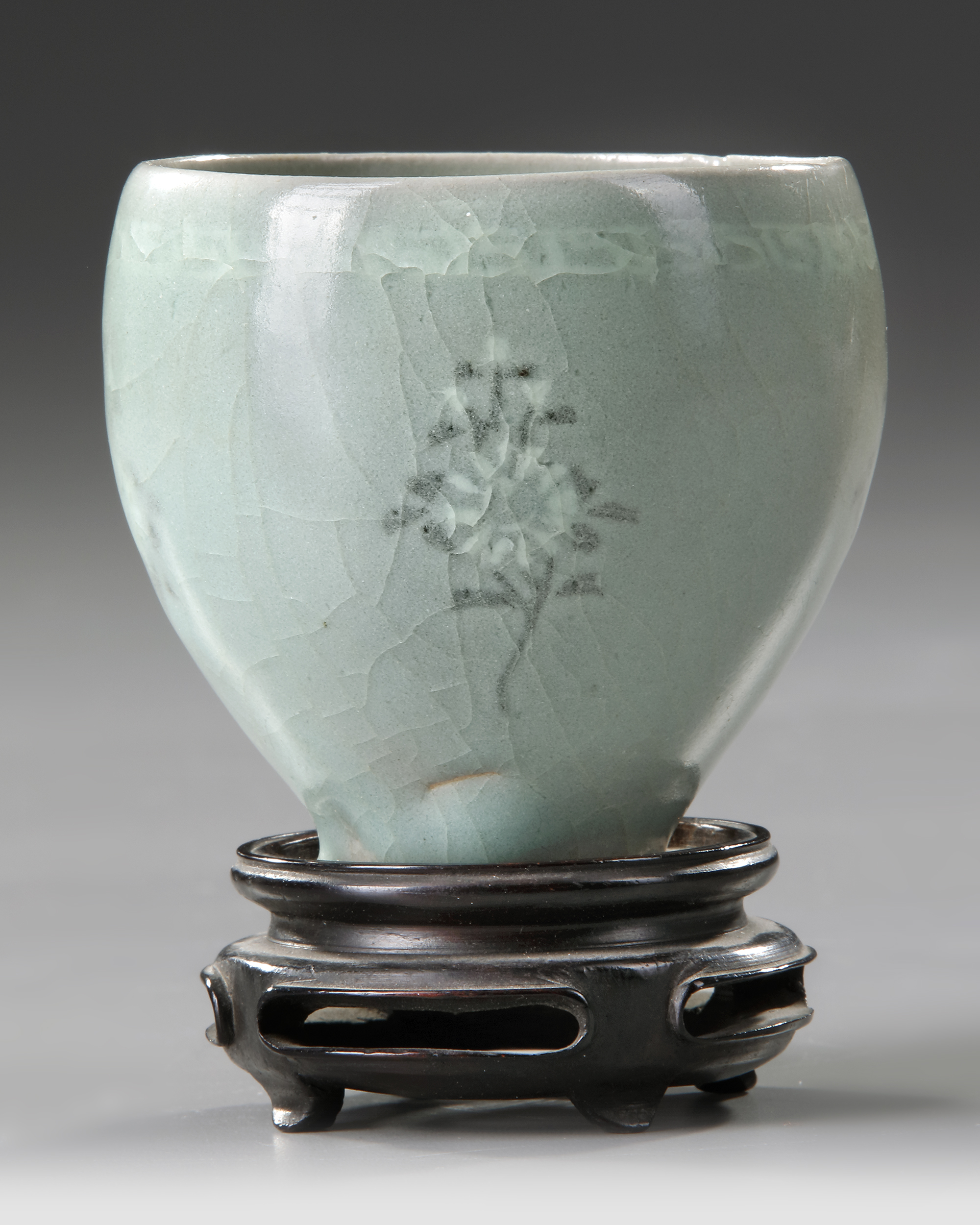 A SMALL KOREAN CELADON GLAZE CUP, GORYEO DYNASTY (918-1392)