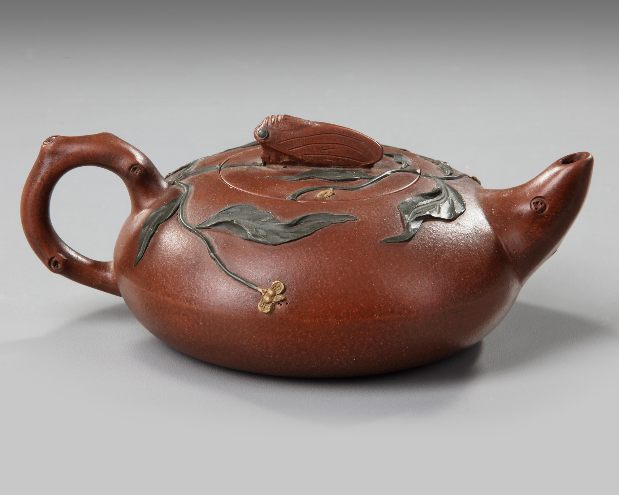 A CHINESE YIXING TEAPOT, 20TH CENTURY