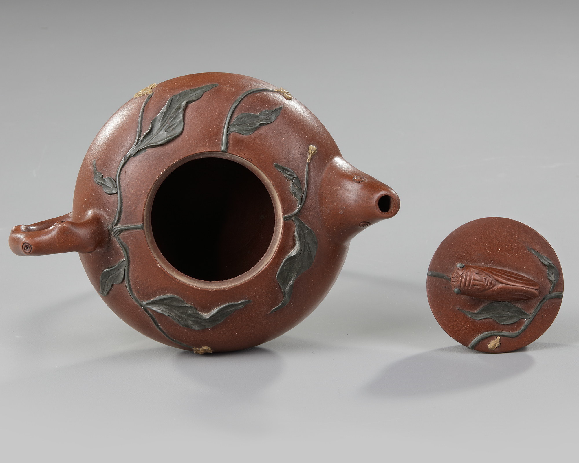 A CHINESE YIXING TEAPOT, 20TH CENTURY