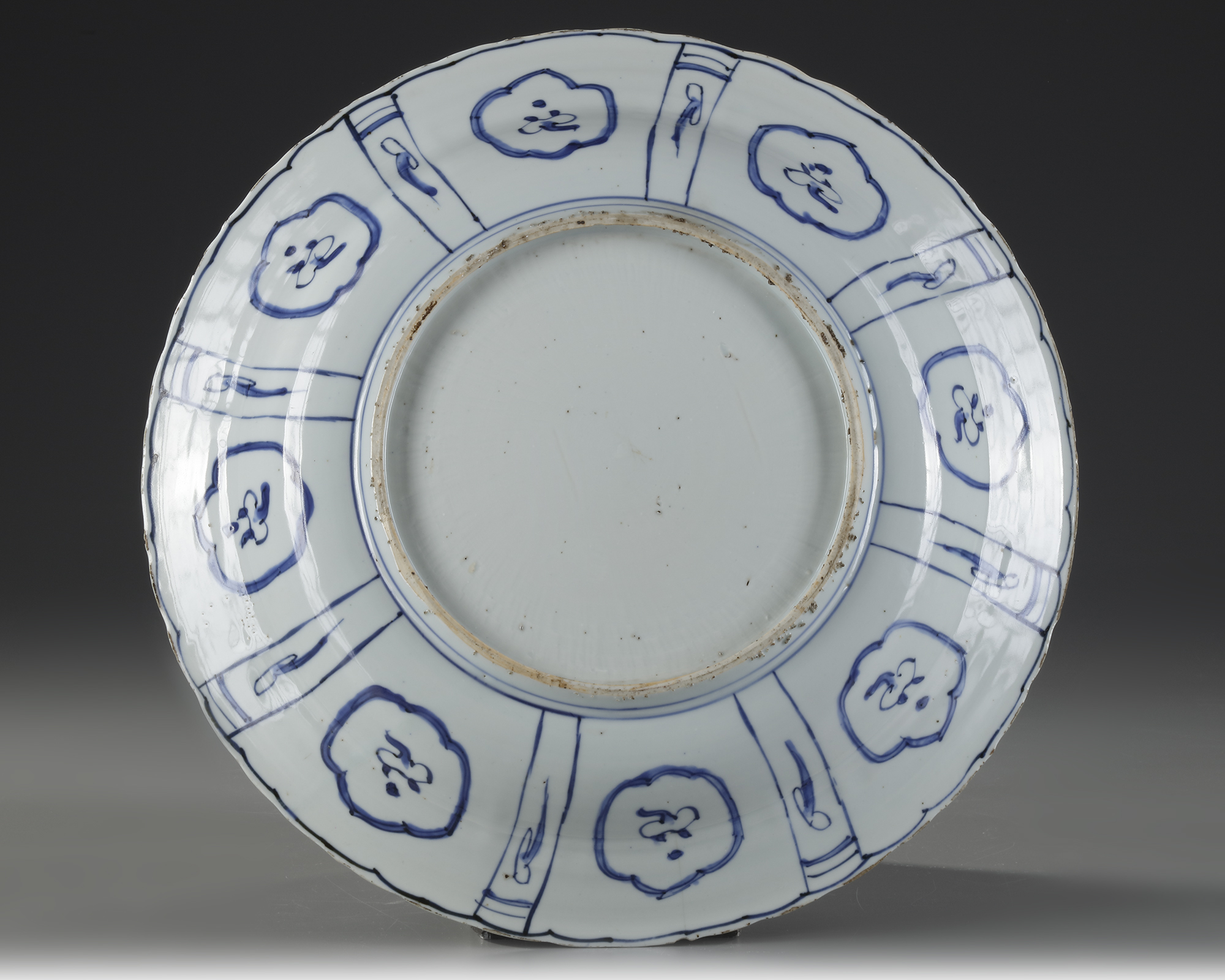 A CHINESE BLUE AND WHITE PLATE, WANLI PERIOD (1573-1620)