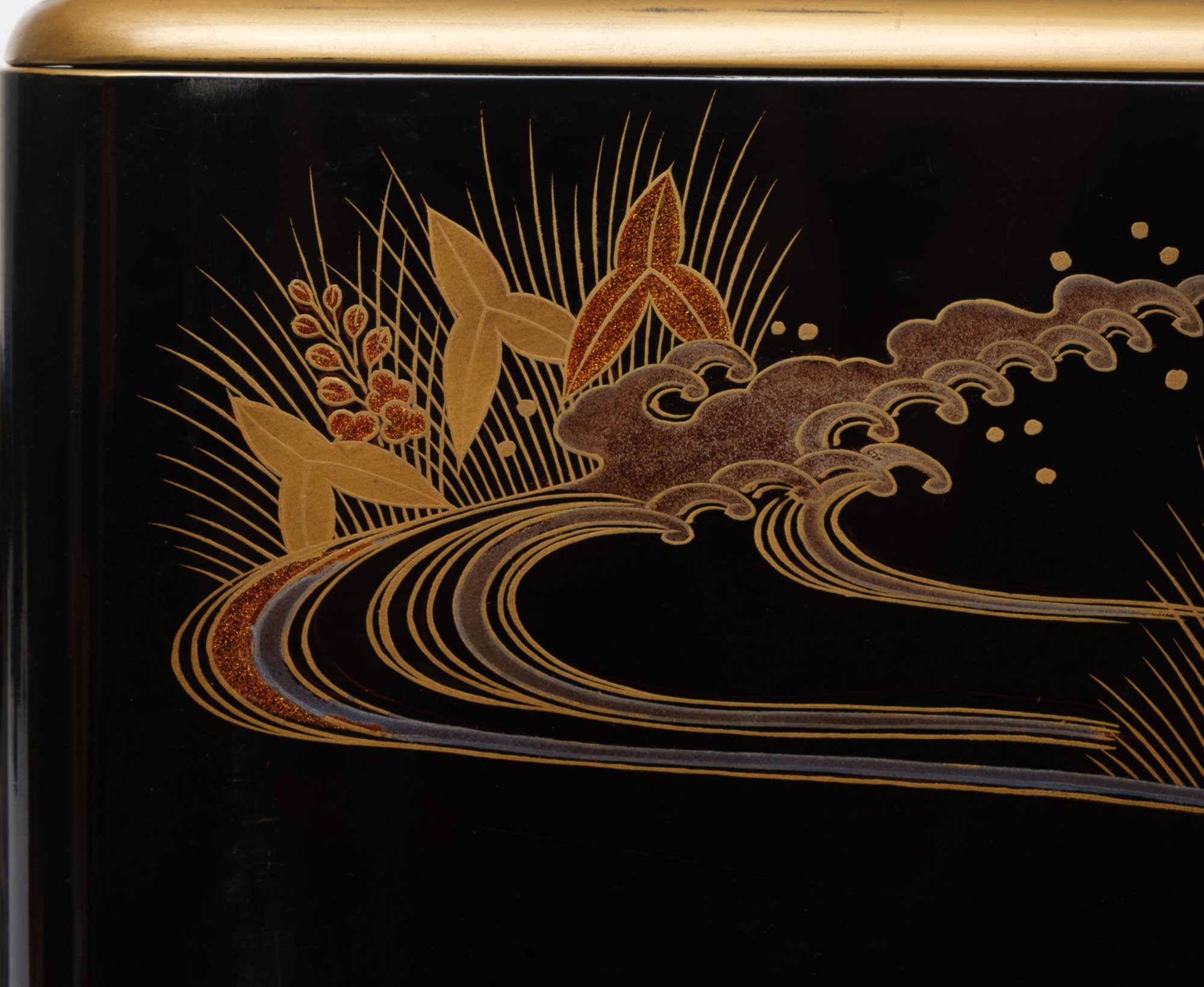 A JAPANESE BLACK LACQUERED BOX WITH A CURVED LID, TAISHO PERIOD (1912-1926)