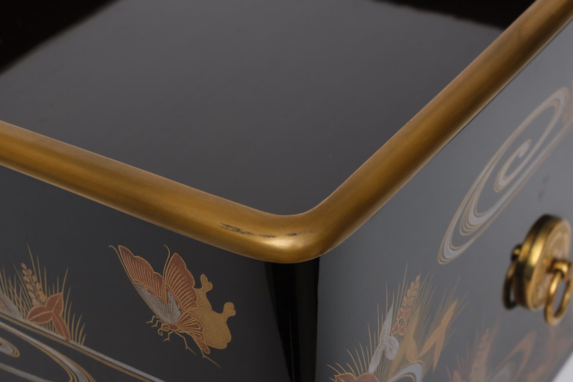 A JAPANESE BLACK LACQUERED BOX WITH A CURVED LID, TAISHO PERIOD (1912-1926)