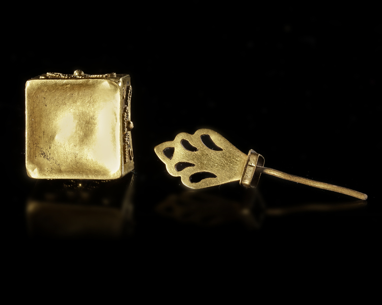 AN OTTOMAN GOLD KOHL BOTTLE, 16TH-17TH CENTURY