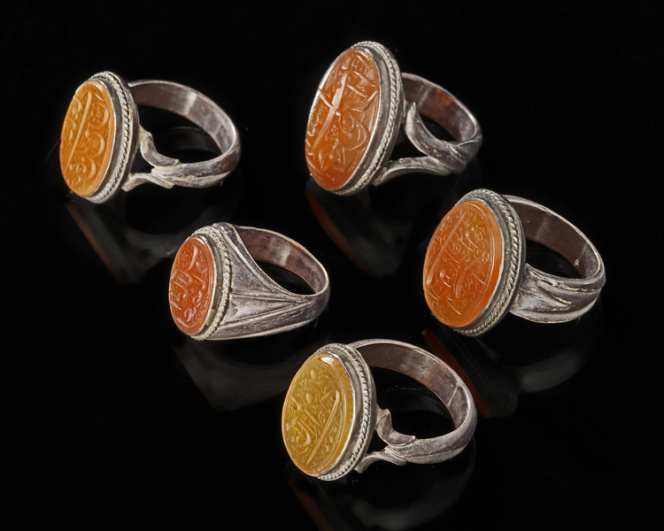 FIVE AGATE SILVER RINGS
