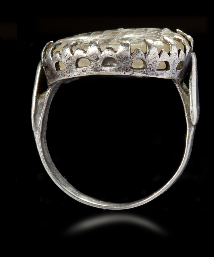 A CRYSTAL ROCK SILVER RING