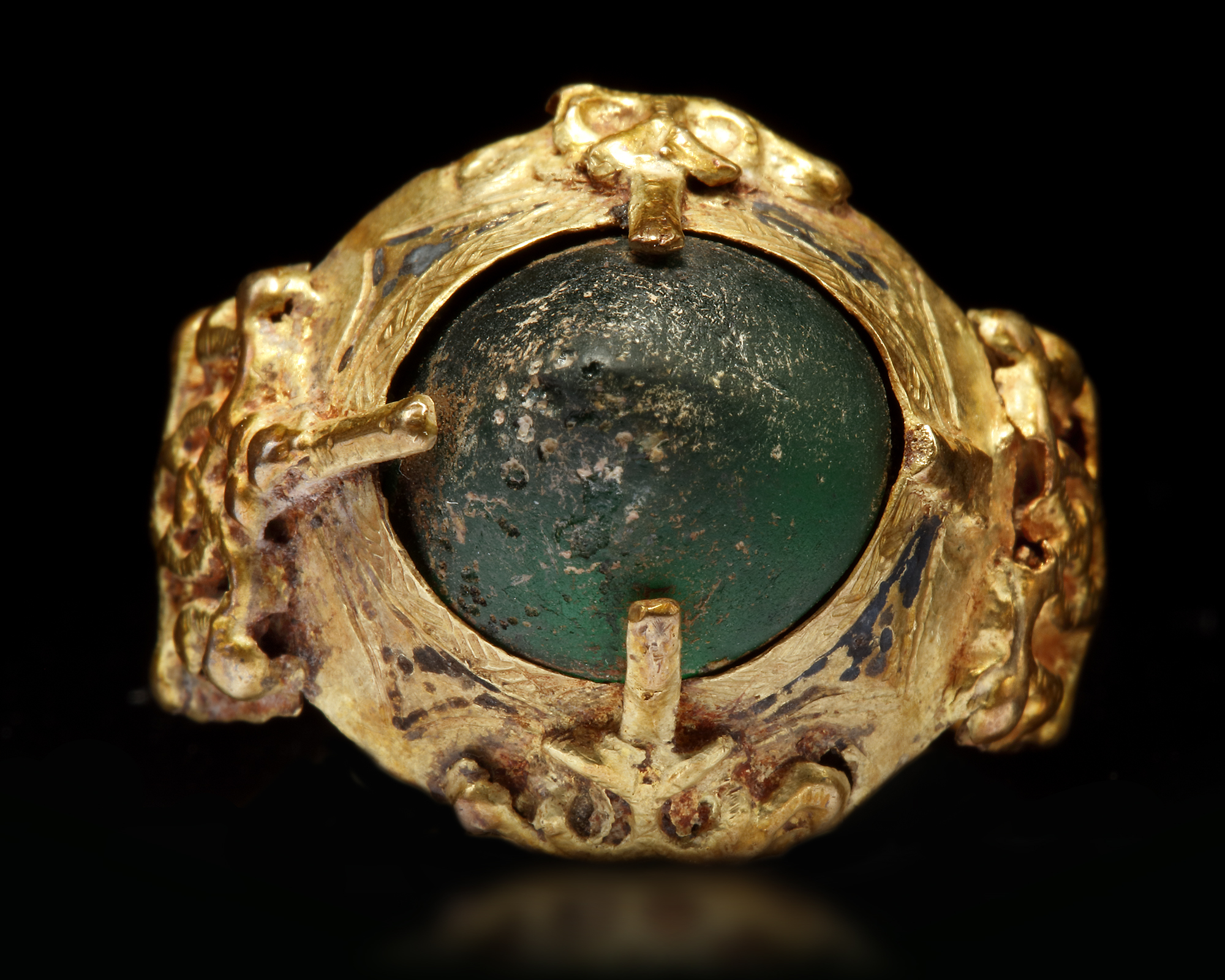 A GREEN STONE SET GOLD RING