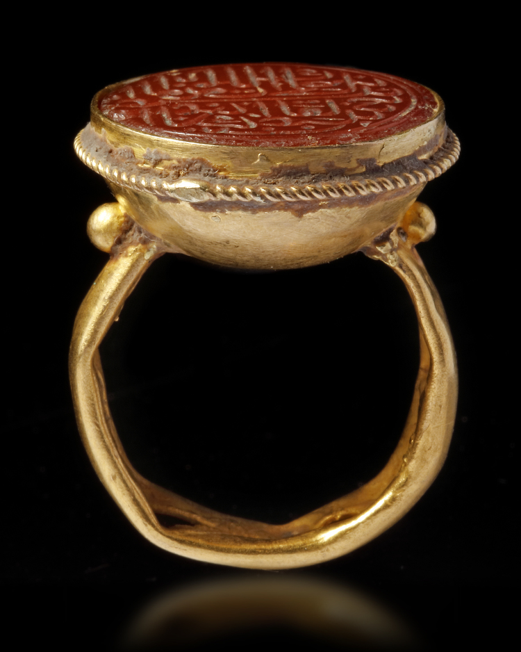 AN AGATE SEAL GOLD RING